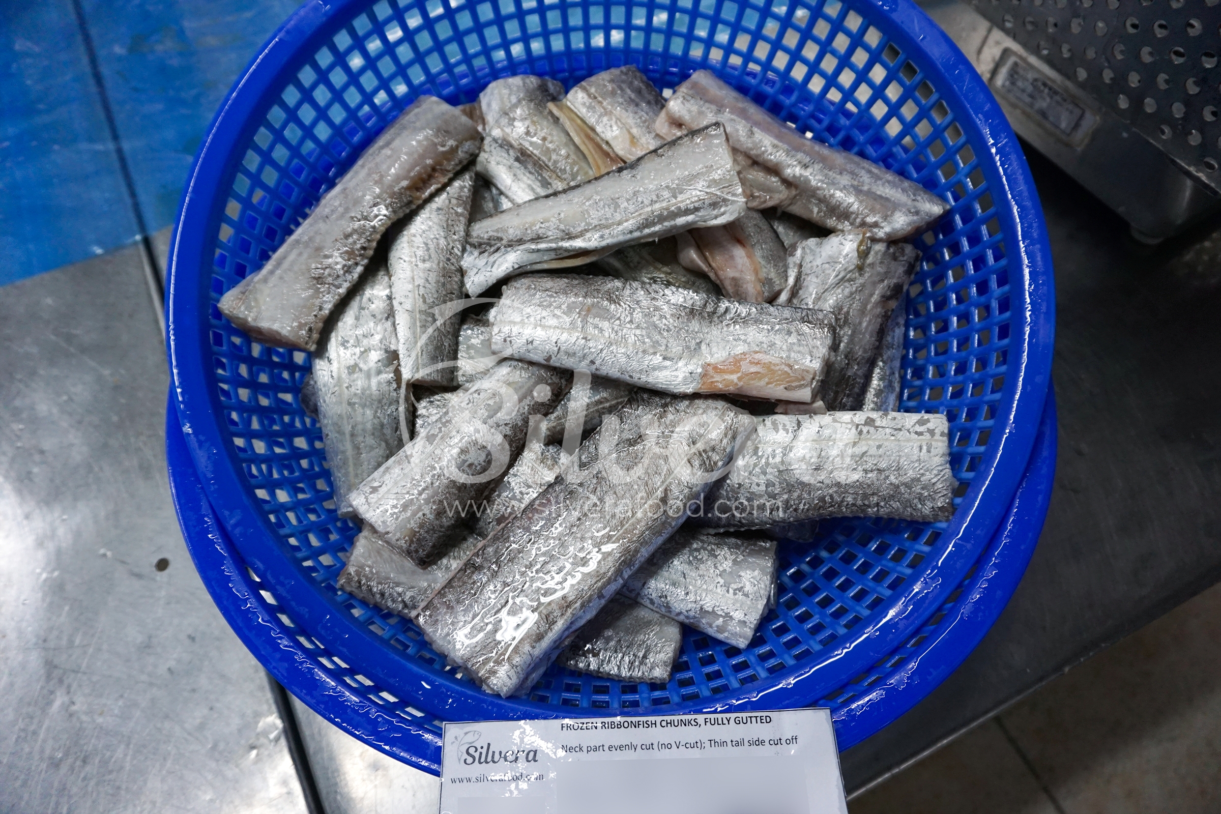 Ribbonfish chunks for the Korean market: Photos from the production